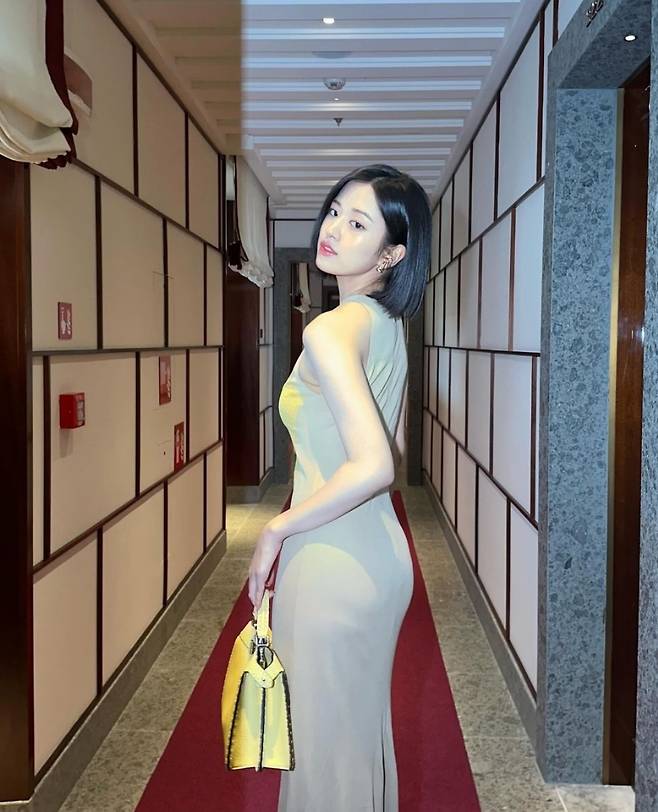 안유진 밀라노 환하게 밝힌 빛나는 미모 믹스 머메이드 드레스룩 스타와 패션