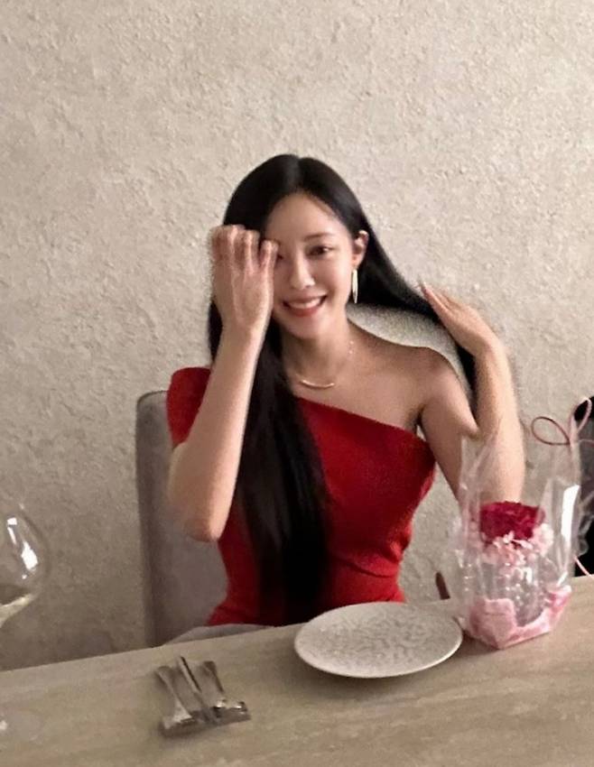 효민 붉은색 드레스 입고 뽐낸 우아함빛나는 비주얼
