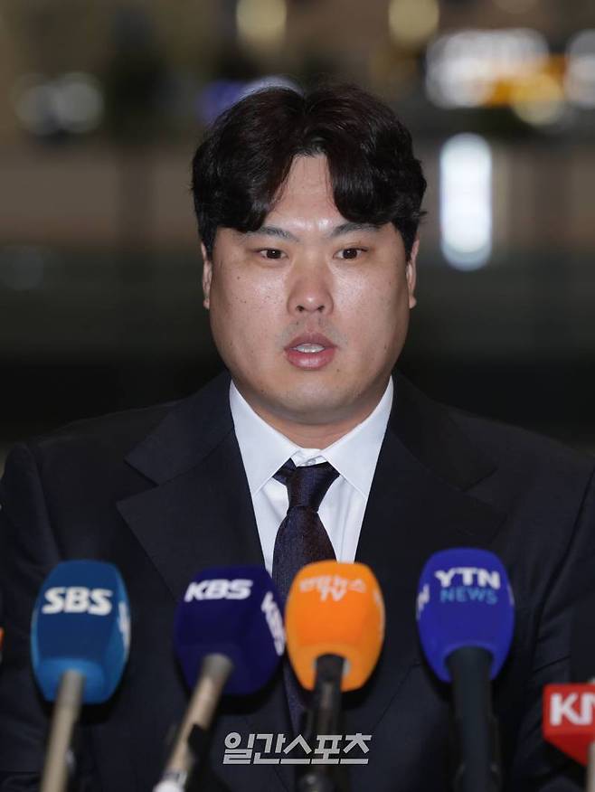 포토 질문에 답하는 류현진
