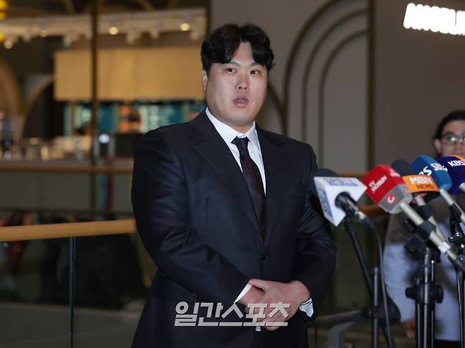 포토 질문에 답하는 류현진