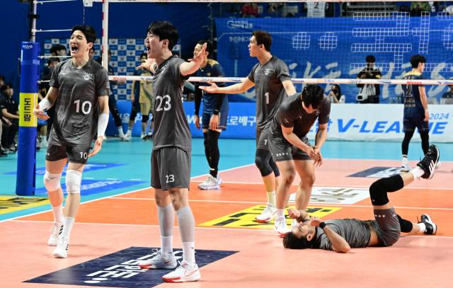 동료들이 뽑은 '숨은 MVP'...'선수들의 특별한 이벤트', 배경 판 설치하고 인터뷰까지' [유진형의 현장 1mm]