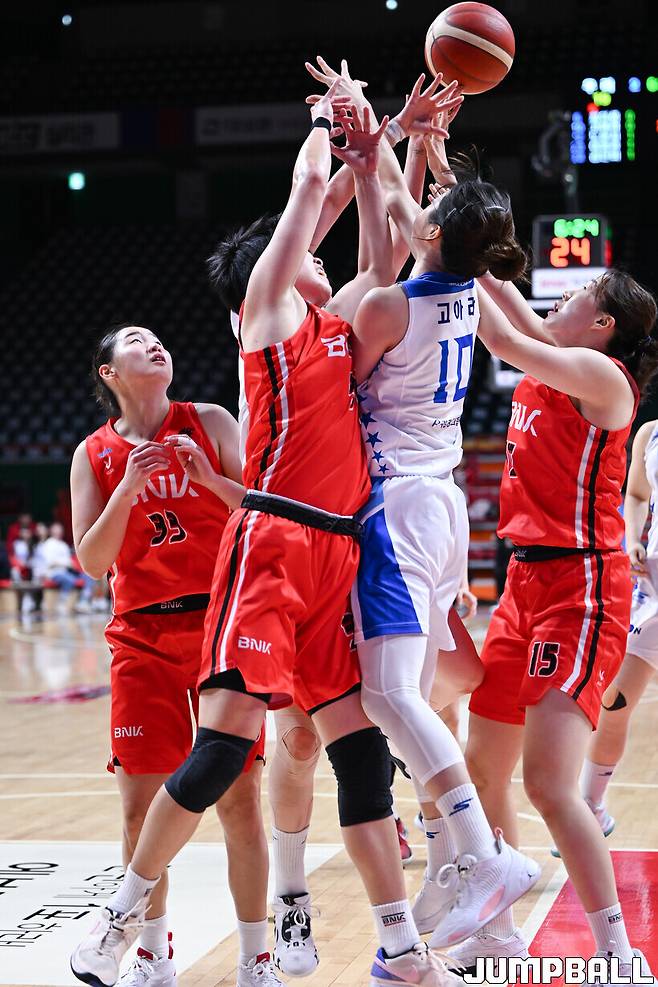 ‘최하위 확정 위기’ BNK, 5점 차 승부 승률 18.2%