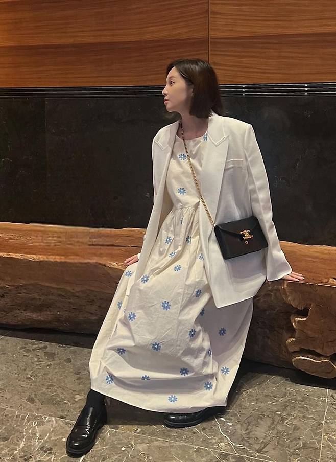 ‘예비엄마 아유미 감쪽 같은 D라인 스트링 원피스로 감춘 임신부 나들이룩 패션엔