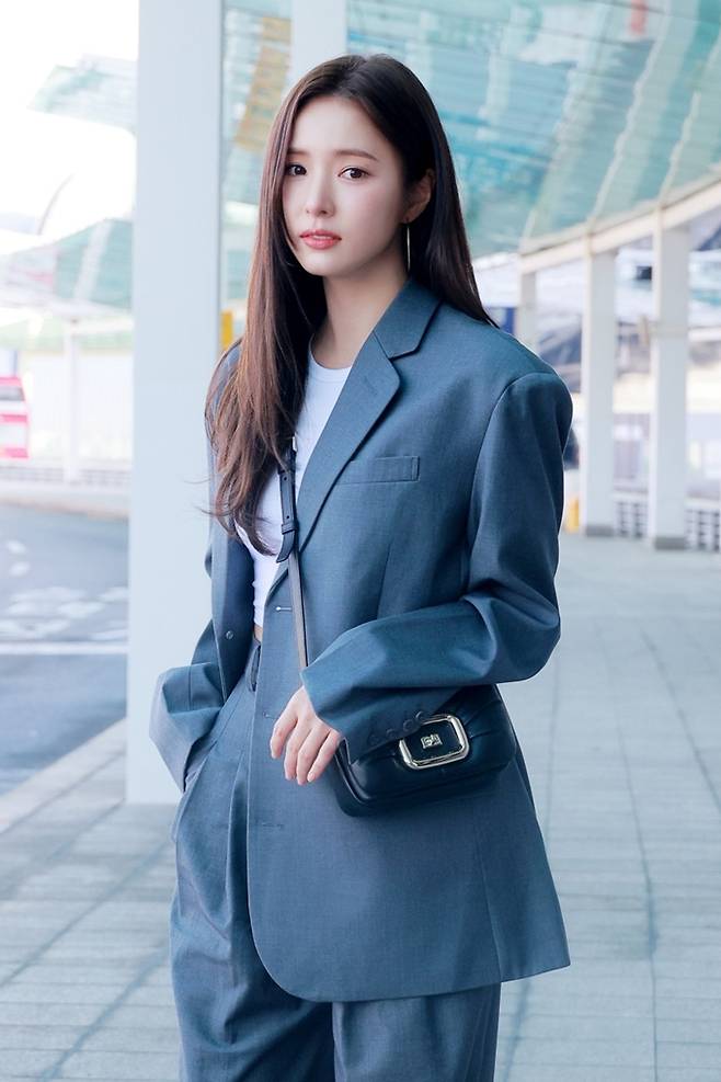신세경 복근 살짝 오버핏 파워슈트룩 런웨이 걷듯 슈트 멋쟁이 파리 출국 패션엔