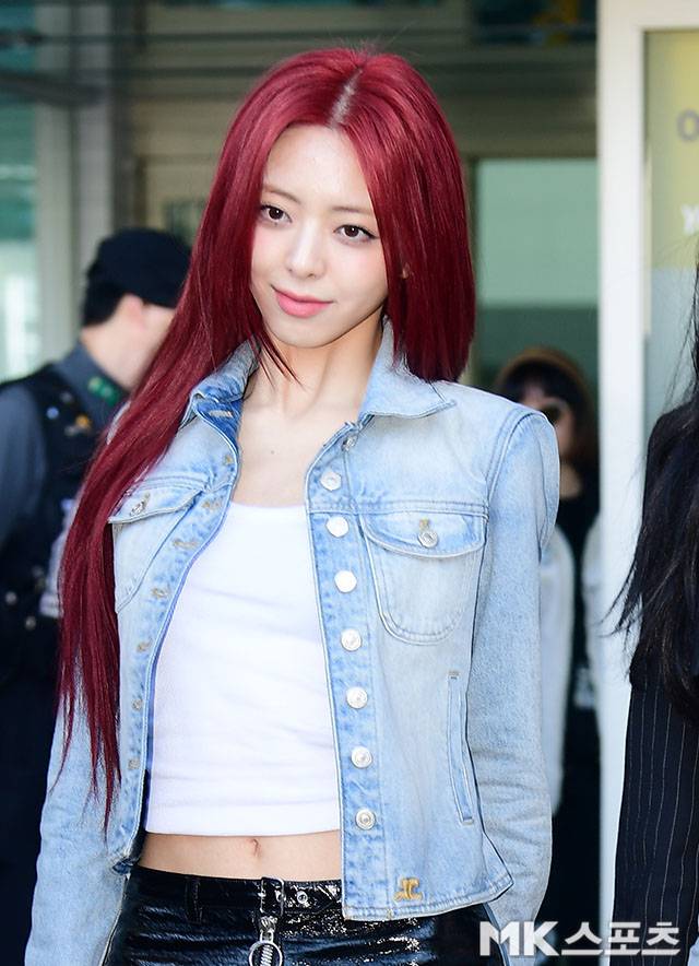 리틀 이효리 유나 독보적인 골반 라인 뽐낸 크롭톱 청재킷 데님 팬츠룩 스타와 패션