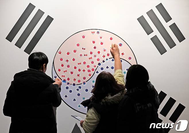 태극기 스티커 붙이는 시민들