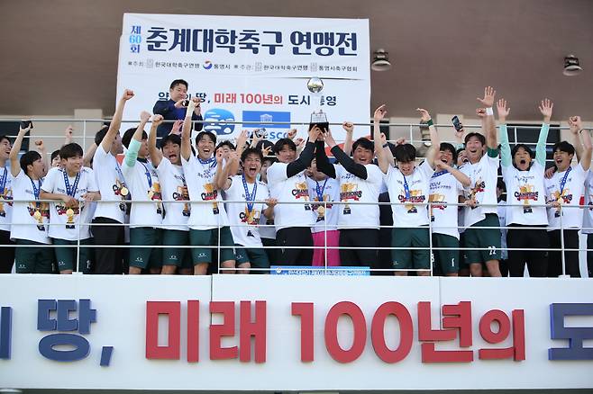 대학축구 선수들 두고 갈 수 없었다 창단 2개월 만의 우승 이창원 동명대 감독의 눈물 젖은 1년