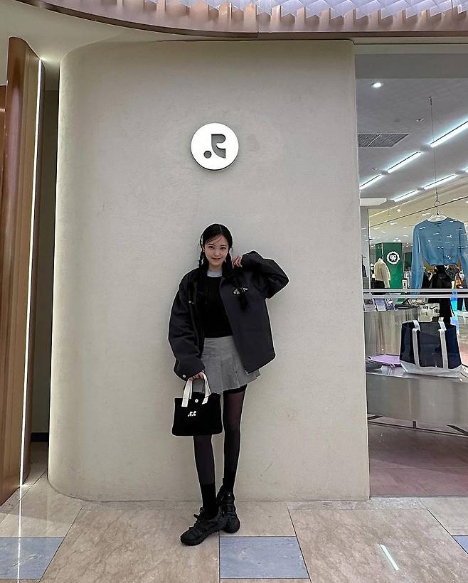 효민 쇼핑 가서 다양한 봄 착장 공개 자켓코디 원피스 라이프 뉴세이