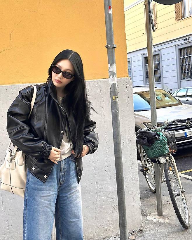 조이 밀라노 여행에서 가죽 자켓 입고 캐주얼하게 라이프업