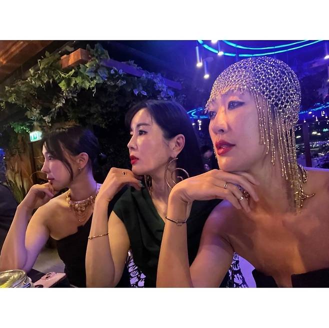 장영란 홍진경·이지혜와 두바이서 셋이인더시티 오프숄더 드레스 여행룩 스타와 패션