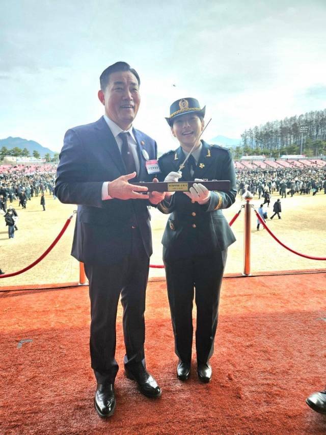 손녀 임관식 지각한 조부 대신 소위 계급장 달아준 국방장관