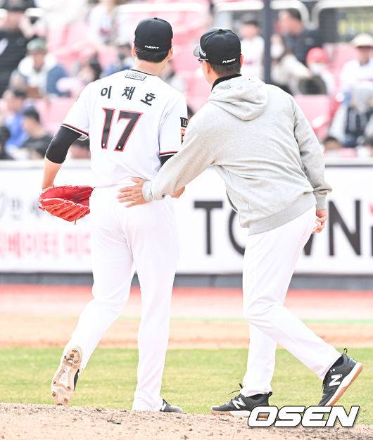 5선발 노렸는데…‘SSG→KT’ 트레이드 복덩이, 불의의 발목 부상→귀국 “큰 부상은 아냐” [오!쎈 오키나와]