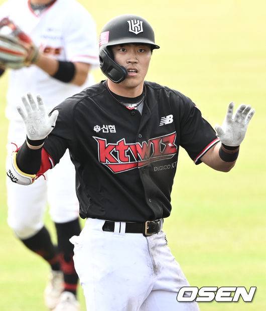 “5번 쳐도 되겠는데?” 극찬 또 극찬…‘타율 5할 맹타’ 퓨처스 타격왕, 클린업트리오 위협한다 [오!쎈 오키나와]