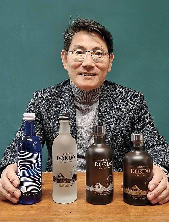 박순욱의 한국술 탐방 소주로 독도 알리는 케이알컴퍼니 임진욱 대표 독도 우편번호가 적힌 술 깔끔한 독도소주 맛보셨나요”