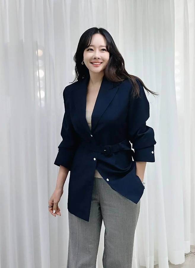 소유진 새학기 맞은 예쁜 엄마 세미 슈트와 니트 크로셰 학부모룩 패션엔