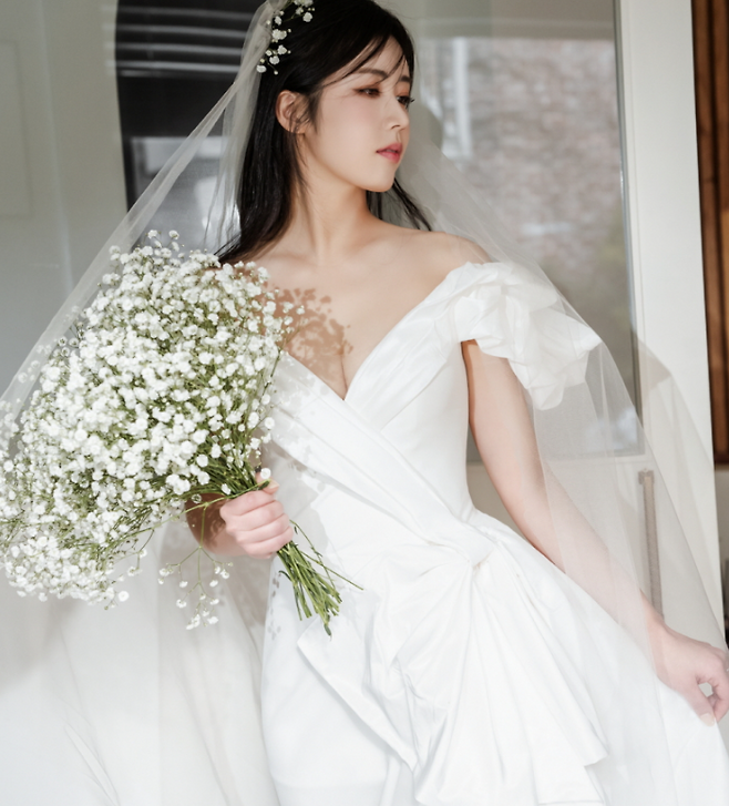열애설없이 깜짝♥결혼발표한 35세 연예인웨딩화보속 웨딩드레스 어썸클