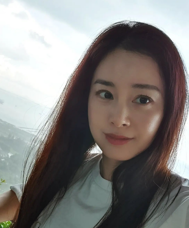 김태희할리우드 진출 근황더 예뻐졌네20대같은 청바지룩 어썸클