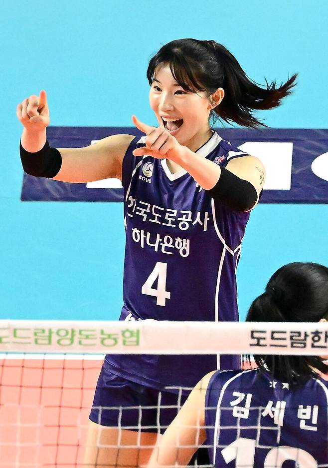 한국도로공사 현대건설 상대로 올시즌 첫 승리