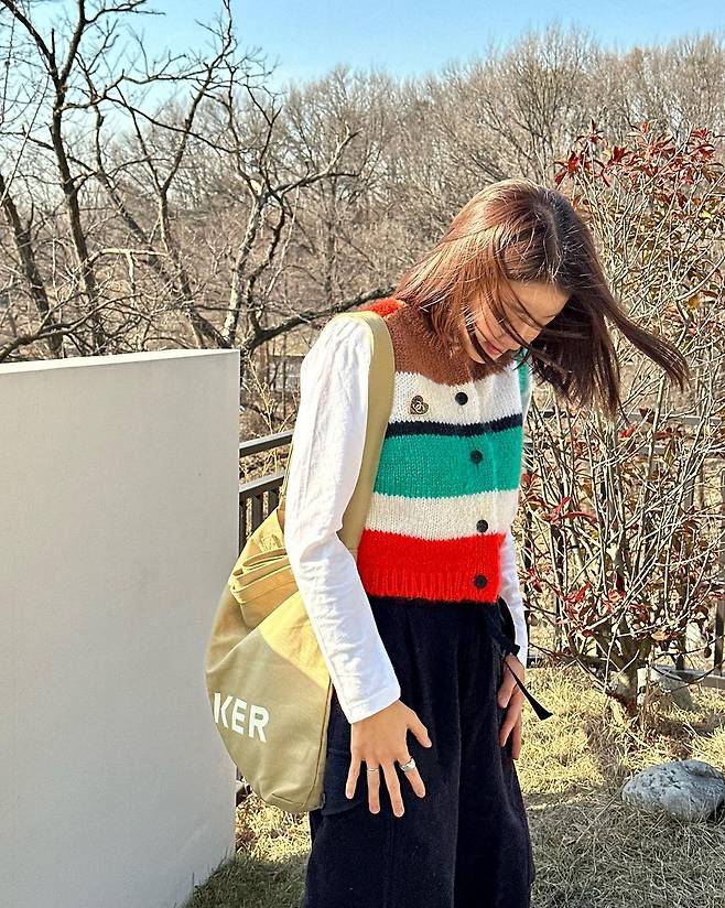 이시영 스트라이프 베스트와 조거 팬츠 캐주얼룩으로 카페 외출 라이프 뉴세이