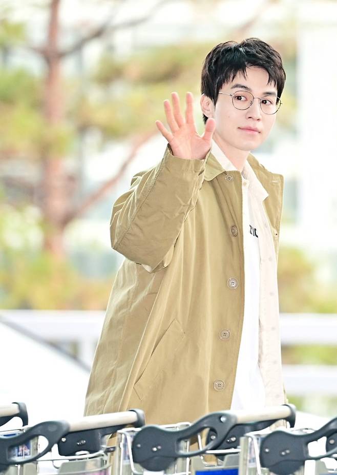 이동욱 화보같은 출국길 봄을 닮은 화사한 트렌치 코트룩 여심 흔들 패션엔