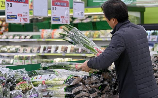 파 50·토마토 56·시금치 33 ↑ 과일 이어 채소도 ‘금값