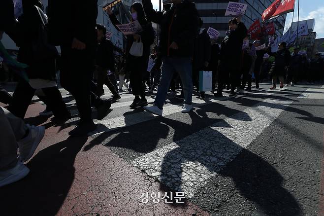 ‘차별을 넘어 평등의 봄으로거리로 나온 보랏빛 여성 노동자들 현장 화보