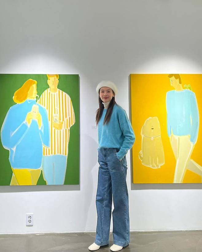 조윤희 화이트 베레모 쓰고 전시회 방문 니트코디 라이프 뉴세이