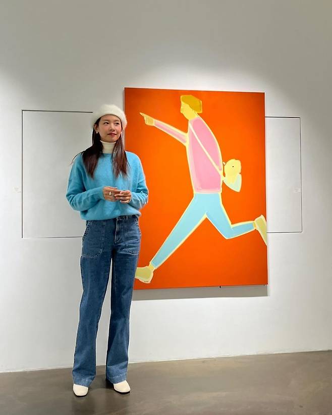 조윤희 화이트 베레모 쓰고 전시회 방문 니트코디 라이프업