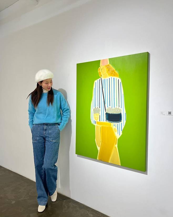 조윤희 화이트 베레모 쓰고 전시회 방문 니트코디 라이프 뉴세이