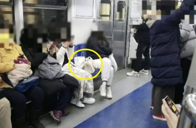 빈 좌석에 짐 놔둔 지하철 ‘민폐 승객다른 사람들은 서서 가