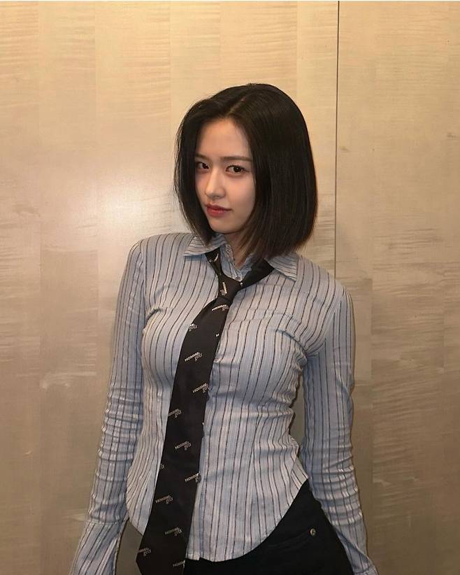 안유진 안경 쓰니 지적인 분위기 도도시크美 셔츠 넥타이 패션 스타와 패션