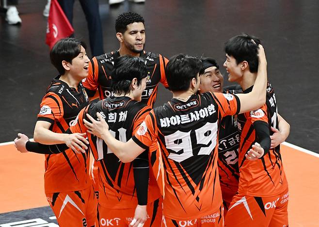 서브에이스 7개 '레오 매직' 또 통했다! OK금융그룹, 대한항공에 시즌 2승+3위 쐐기!