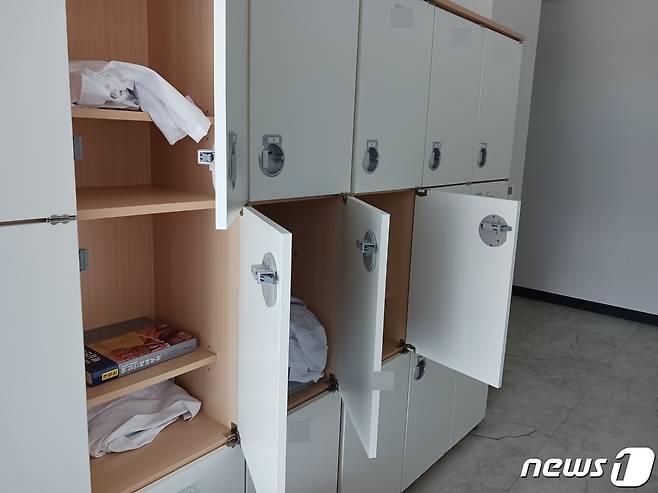 충북대 의대 텅빈 강의실 적막감만사물함엔 가운 그대로