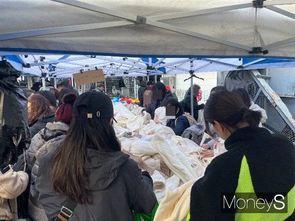 르포 동대문 일요시장 당연히 짝퉁에도 미어터진다