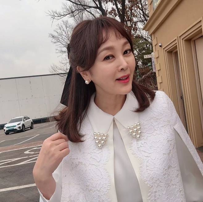 이승연 어디까지 어려지나 55세 파워 동안 청순한 케이프 스커트 패션 스타와 패션