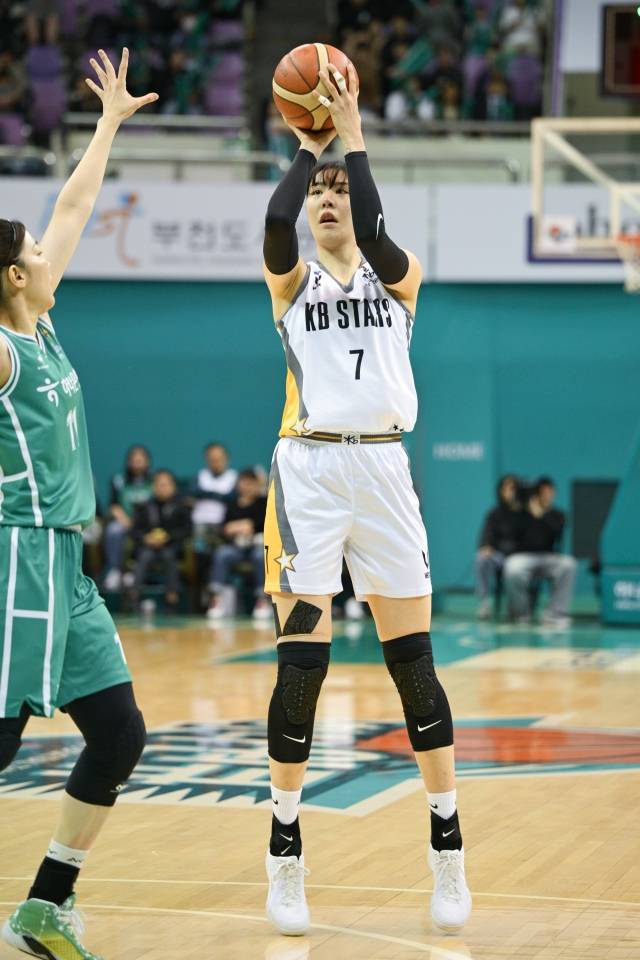 ‘PO 3연승’ KB, WKBL 챔프전 선착…통합우승 도전