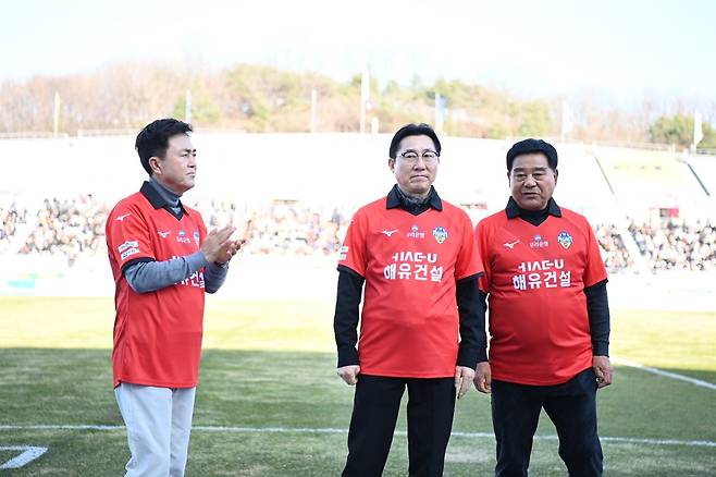 경기장 들어가니 전광판 글씨도 빨간색 정치 의도 있나 싶을 수밖에