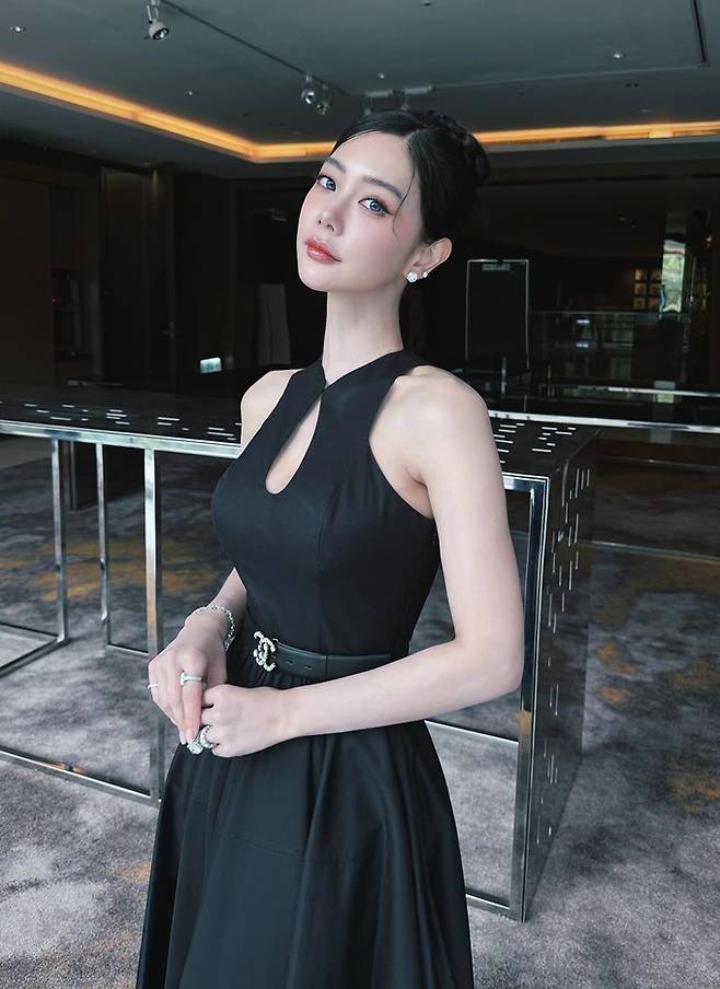 클라라 대만 홀린 블랙 요정 매혹의 블랙 실루엣 컷아웃 드레스룩 패션엔