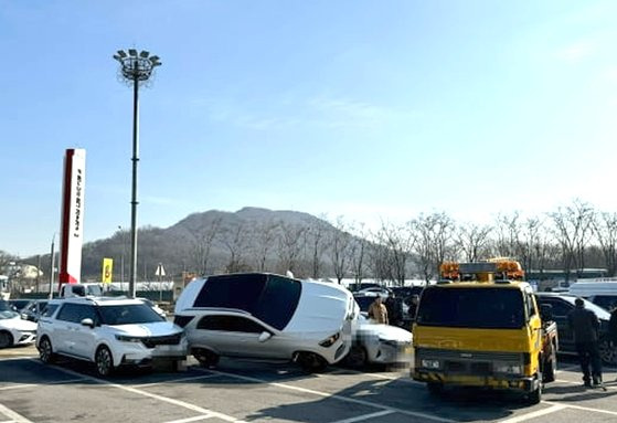벤츠가 하늘에서 날아왔나만남의광장 황당 주차 알고보니
