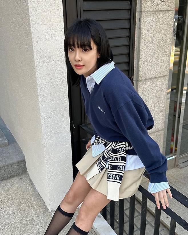 이주연 날씬한 몸매 자랑하며 센스있는 봄 코디룩 공개 니트 스커트 라이프업