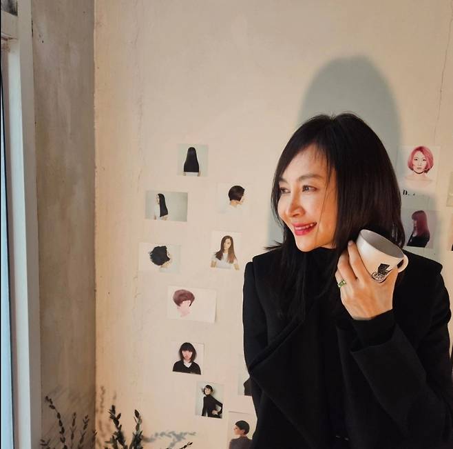 채시라 ”봄이지만 추워 여전한 얼죽코 고품격 올블랙 목폴라 티셔츠 코트 패션 스타와 패션
