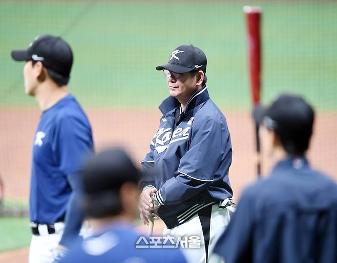 포토 ‘젊은 선수들 살피는 류중일 팀코리아 감독