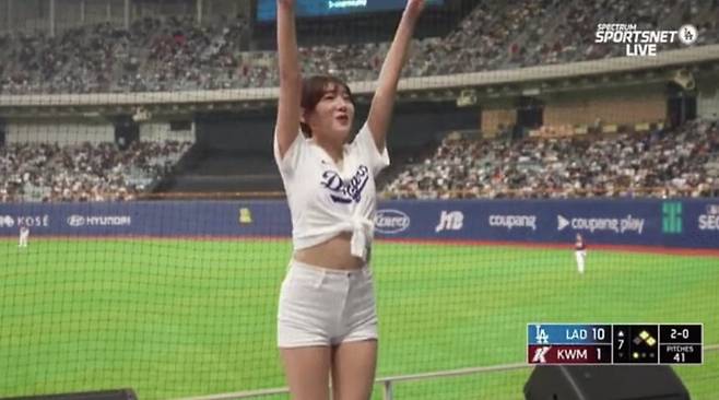 치어리더 응원에 놀란 다저스 감독 9회까지 쉬지 않더라”