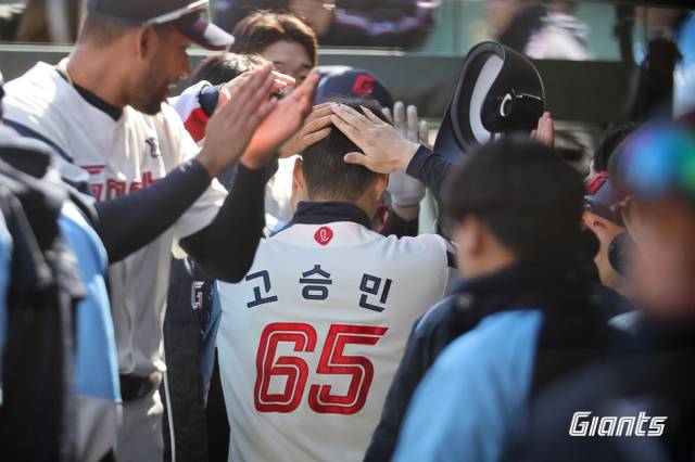 더 죽기 살기로 하고 있어요롯데 외야 지각변동 일어나나 타율안타 1위 고승민의 폭주