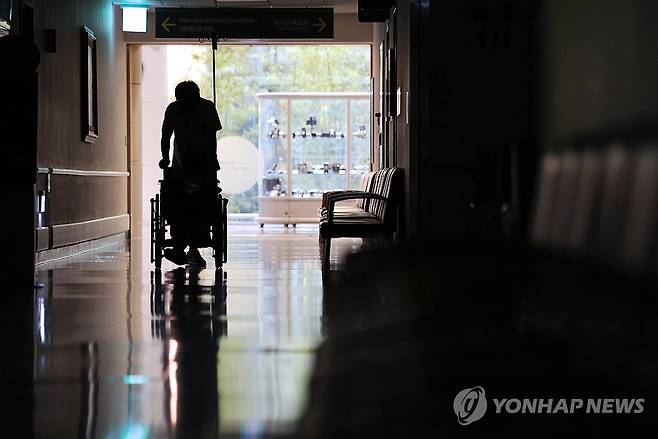 터널끝 안 보이는 의료대란 한달이젠 대화 나서야