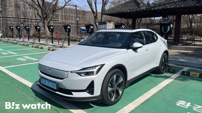 절제된 디자인·묵직한 주행감폴스타2 싱글모터