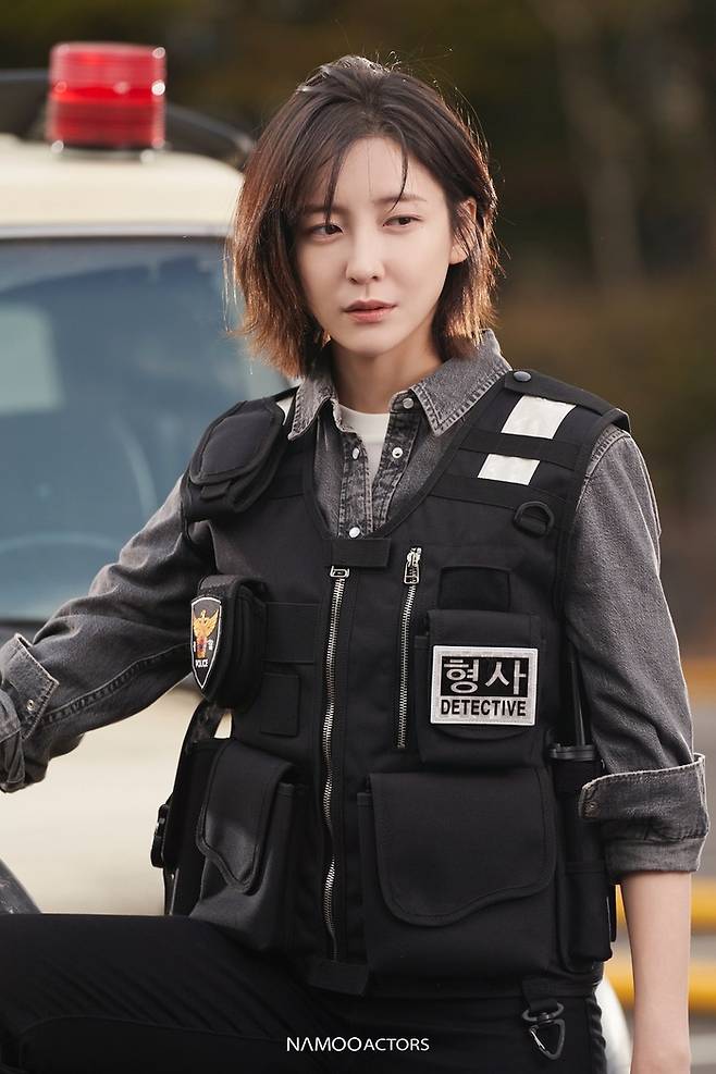 첫 기자회견서 긴장한 모습이 너무 귀여워 인생사진 건진 여자경찰 필더무비
