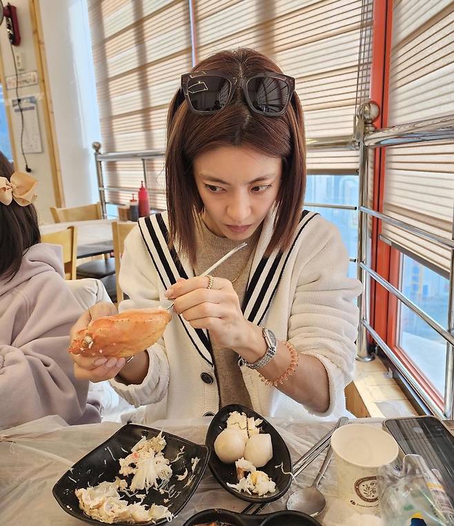 애둘맘 이윤지 41세 동안 미모 돋보이는 단발 태슬컷 스타일링 뷰티는 내운명
