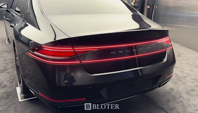 ‘판매가 1억 3800만원’ 제네시스 G90 블랙, '뒤쪽 레터링' 없다 [카미경] | 블로터