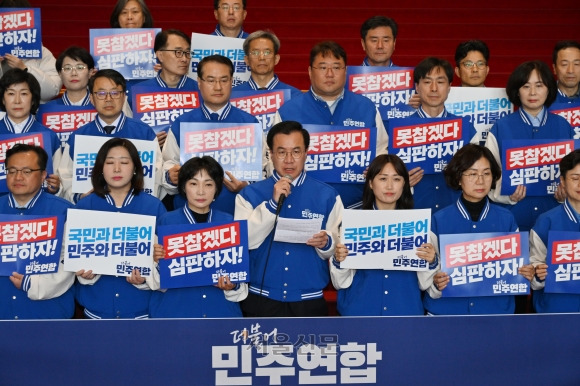 조국당 ‘지민비조 돌풍 맞서 ‘더불어몰빵 견제구 던지는 민주